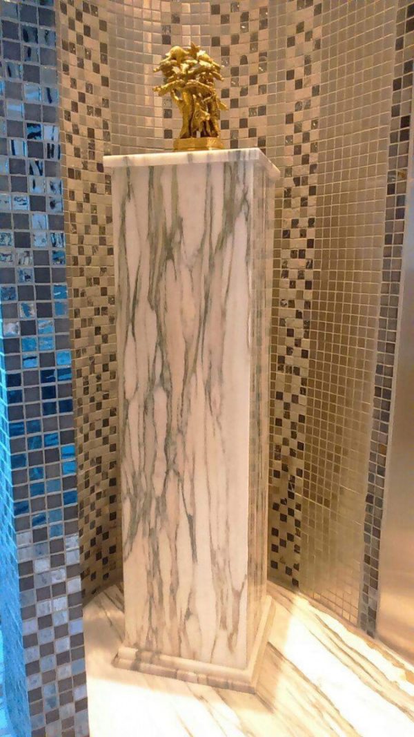 Plinto en Marmol Arabescato | Superficiesmarmol.cl